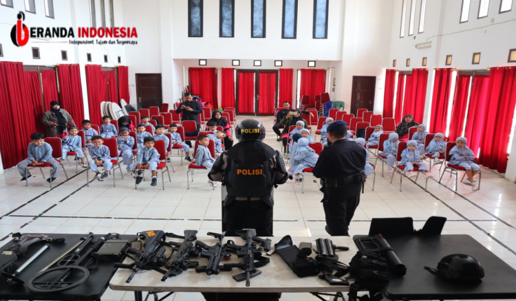 Siswa TK Az Zahro Kunjungi Mako Batalyon B Pelopor Brimob Kaltim ...